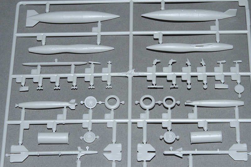 1:48 Kinetic NF-5A wat inhoud plaatjes - IPMS Nederland Forum